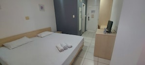 Quarto Duplo Económico, Vista para a cidade | Minibar, secretária, secretária adequada para computadores portáteis