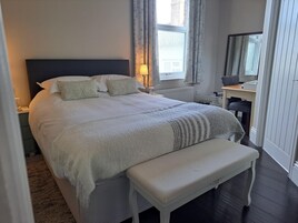 Quarto Duplo de Luxo, 1 cama queen-size | Cofre no quarto, secretária, ferro/tábua de engomar, Wi-fi grátis 
