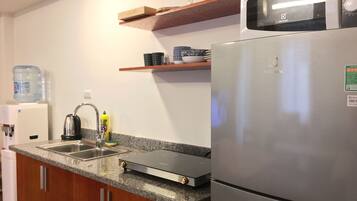 Apartamento, 1 quarto, varanda | Kitchenette privada | Um frigorífico, um micro-ondas, uma placa de cozinha