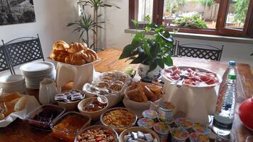 Pequeno-almoço inspirado na cozinha local diário (6.00 EUR por pessoa)