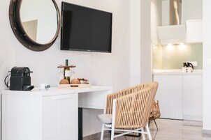 Quarto Duplo Superior | Cozinha privada | Um frigorífico, uma placa de cozinha, uma máquina de café expresso 