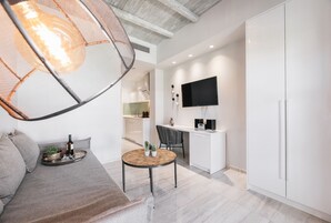 Apartamento Premium | Kitchenette privada | Um frigorífico, uma placa de cozinha, uma máquina de café expresso 