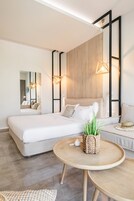 Quarto Duplo Superior | Cofre com capacidade para portátil, secretária, quartos insonorizados 