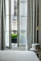 Quarto superior | Cofres nos quartos, cortinas blackout, quartos à prova de som