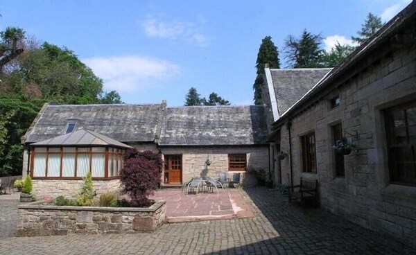 Auchenheglish Lodges - The Smiddy - Loch Lomond