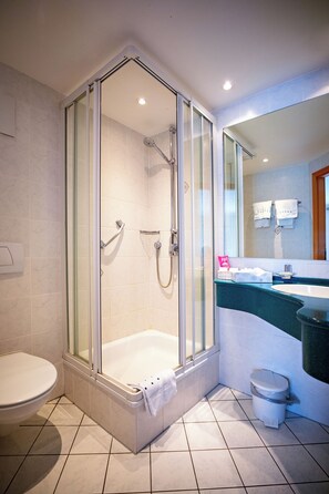 Um polibã, artigos de higiene pessoal grátis, um secador de cabelo 