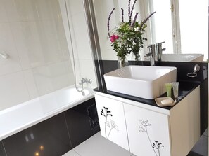 Quarto Duplo Standard | Casa de banho | Uma combinação polibã/banheira, artigos de higiene pessoal grátis 