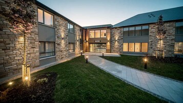 Fachada do alojamento (tarde/noite)