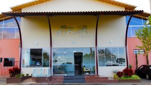 Um edifício com uma placa que diz 'Air Room'.