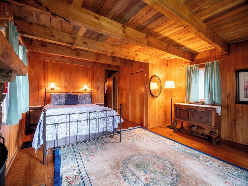 2 Ponds - Rustic Mountain Cabin - Seven Springs, PA