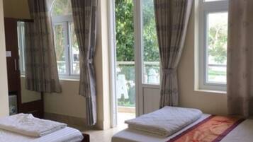 Quarto quádruplo standard | Frigobar, escrivaninha, Wi-Fi de cortesia, roupa de cama