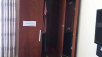 Frigobar, escrivaninha, Wi-Fi de cortesia, roupa de cama