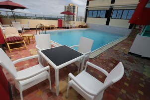 Piscina exterior, espreguiçadeiras 