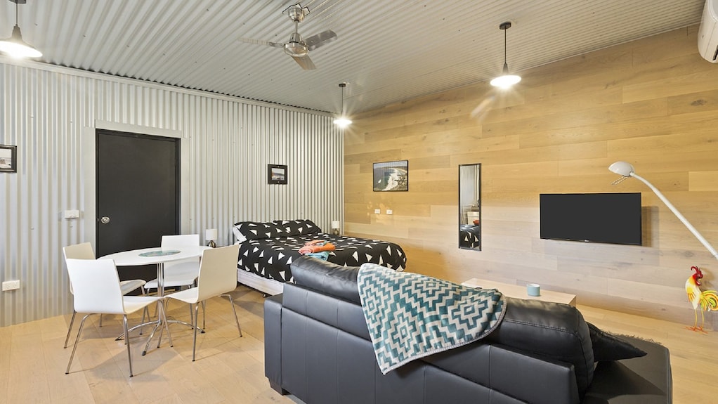 The Avenue - Beach And The Bush Cabin - Terrigal