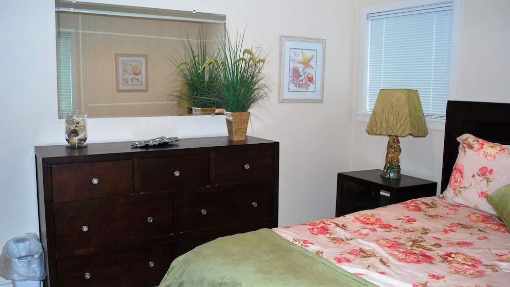3bed/2ba Absolutely Beautiful Home Just Off Prom With Ocean Views - Seaside, OR