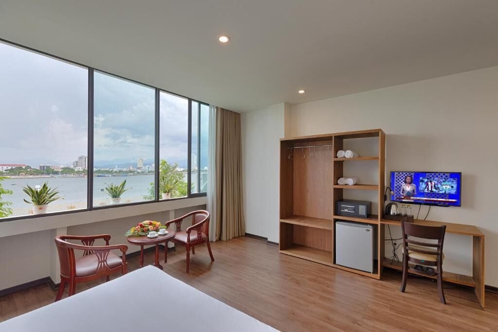 Quarto Familiar, vista para o rio | Cofre no quarto, secretária 