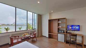 Quarto Familiar, vista para o rio | Cofre no quarto, secretária
