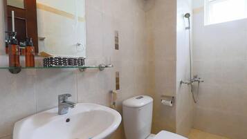 Quarto Triplo | Casa de banho | Artigos de higiene pessoal grátis, um secador de cabelo, chinelos