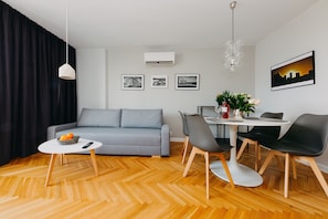 Apartamento Comfort, 1 quarto, varanda | Sala de estar | TV de ecrã plano 