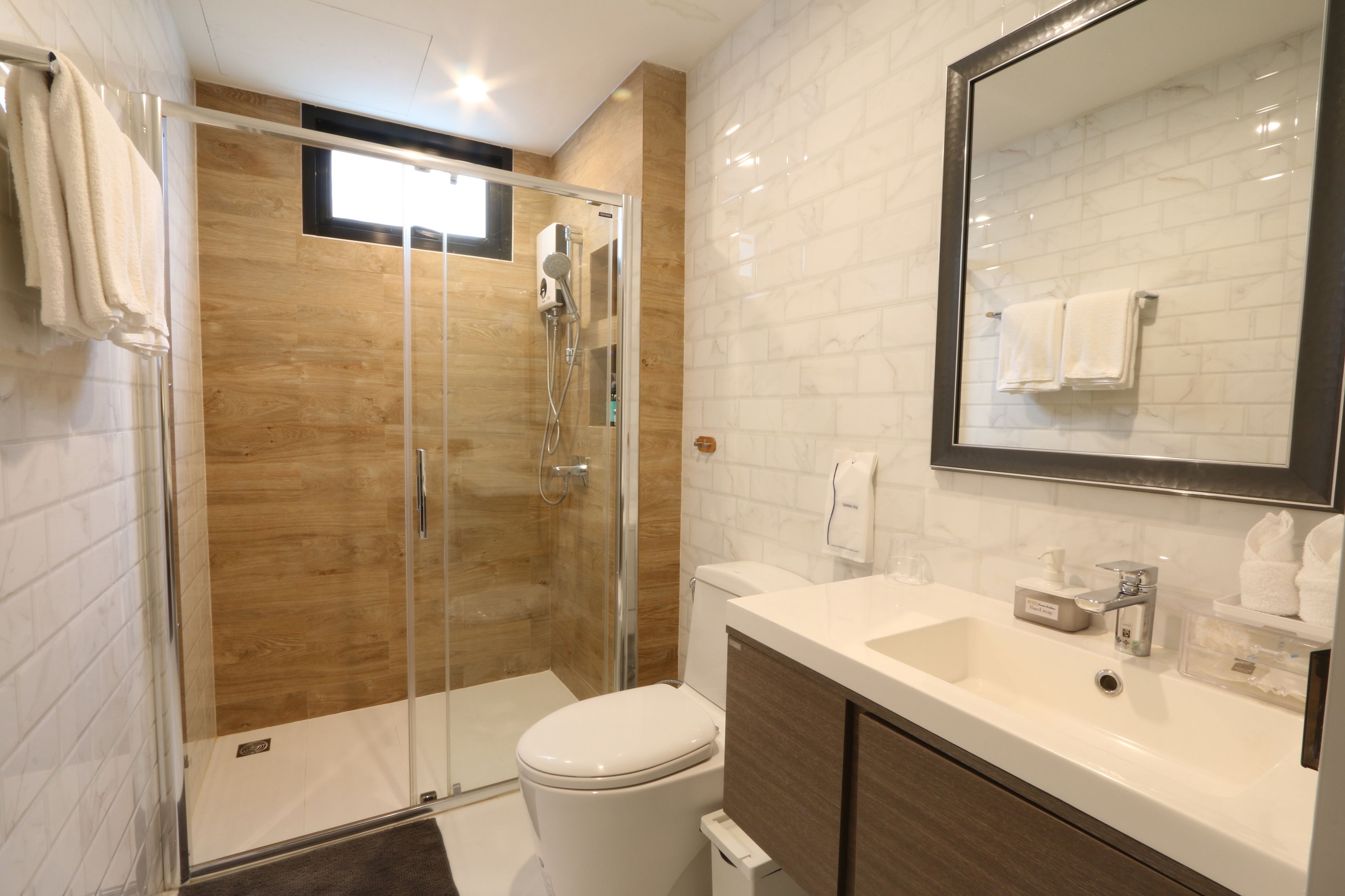 3-Bedroom Suite | Banheiro | Chuveiro, produtos de toalete grátis, chinelos, toalhas de banho