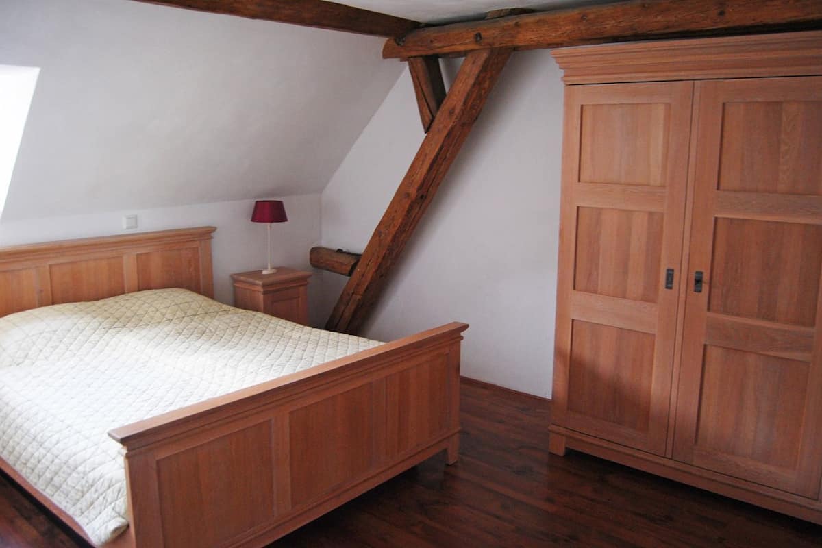 Quarto quádruplo, vista para o jardim, na torre | Roupas de cama antialérgicas, cofres nos quartos, escrivaninha