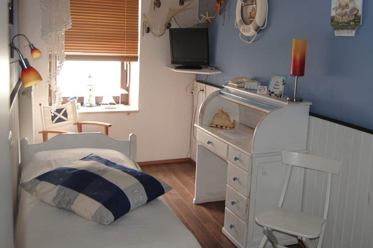 Quarto solteiro, 1 cama de solteiro, vista para a cidade, na torre | Roupas de cama antialérgicas, cofres nos quartos, escrivaninha