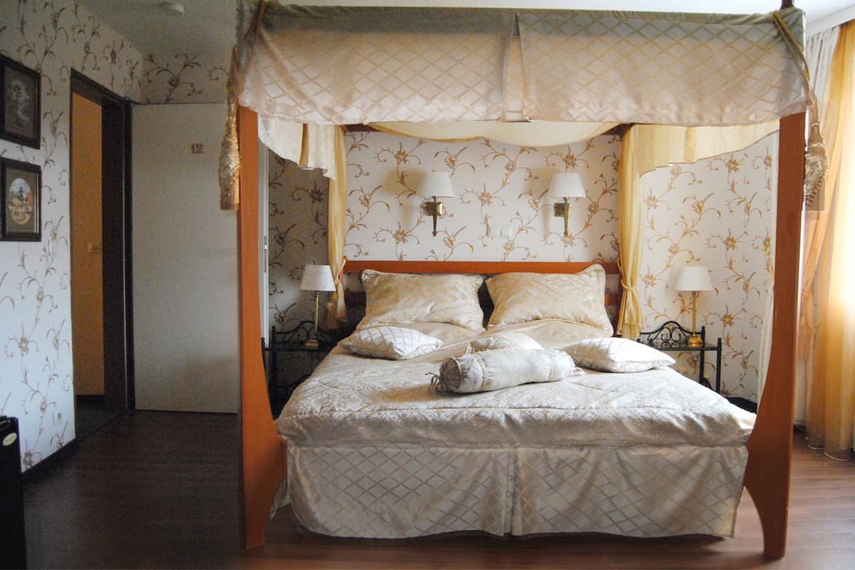 Quarto casal romântico, suíte, vista para a cidade | Roupas de cama antialérgicas, cofres nos quartos, escrivaninha
