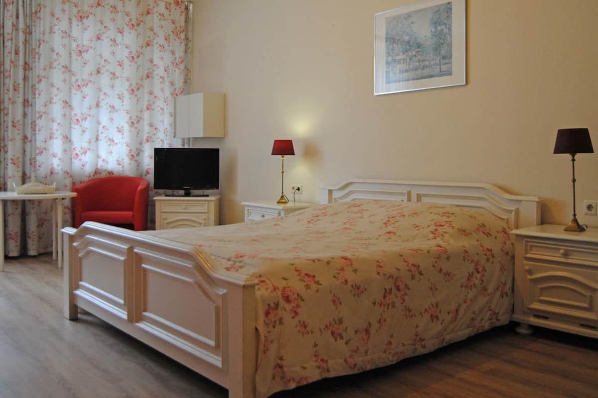 Quarto triplo standard, suíte, vista para a cidade | Roupas de cama antialérgicas, cofres nos quartos, escrivaninha
