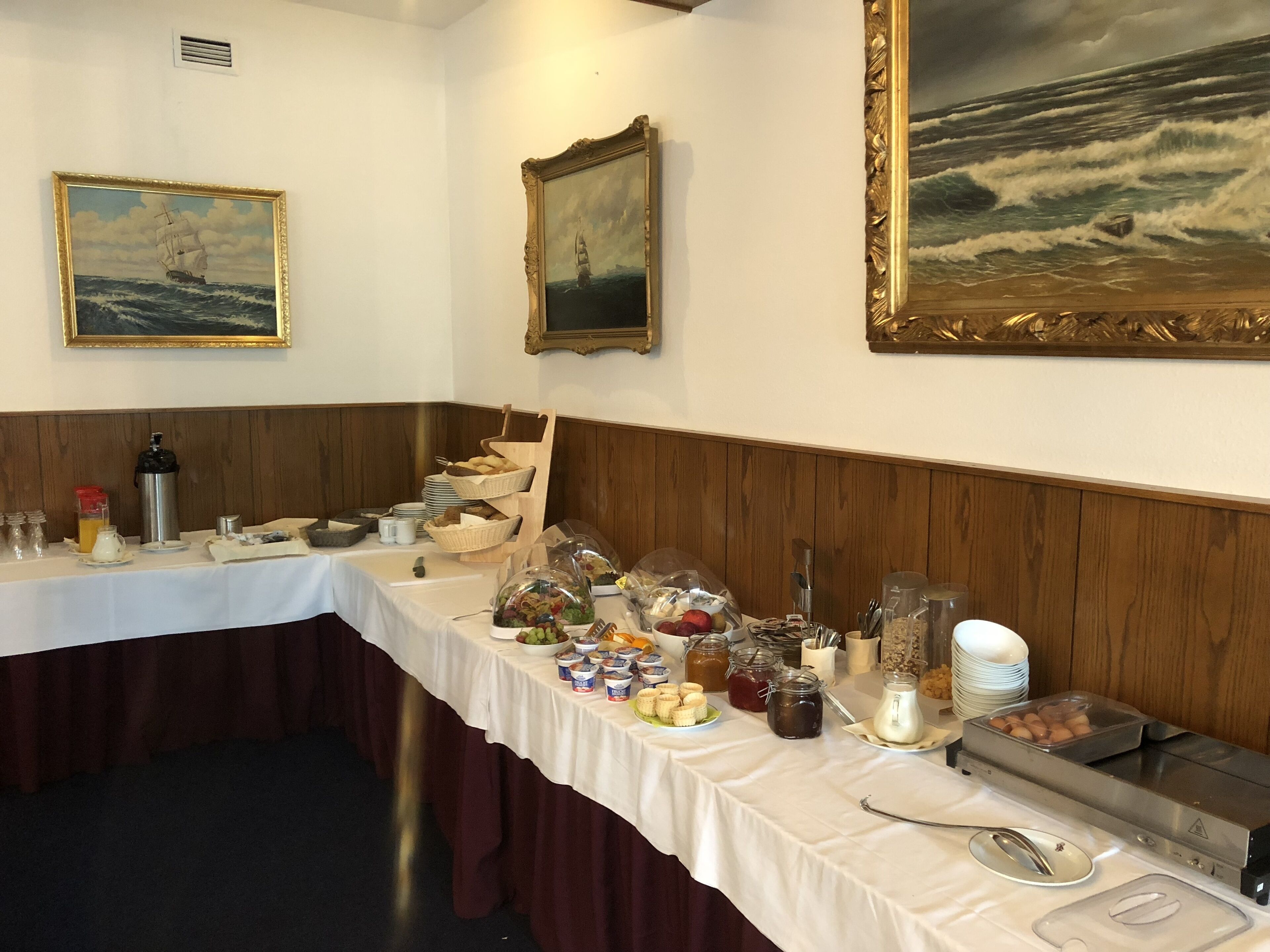 Café da manhã com buffet todos os dias (EUR 9 por pessoa) 