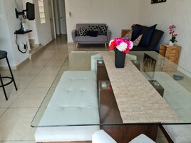 Penthouse Tradicional, 2 quartos, cozinha, vista para a lagoa | Sala de estar | TV de ecrã plano 