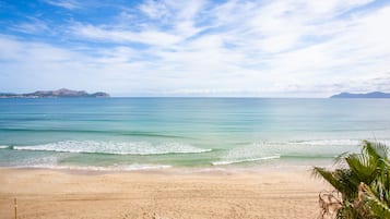 Na praia, praia de areia branca
