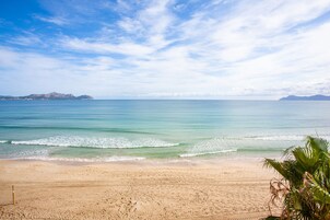 Na praia, praia de areia branca 