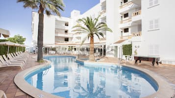 Piscina externa sazonal, guarda-sóis, espreguiçadeiras