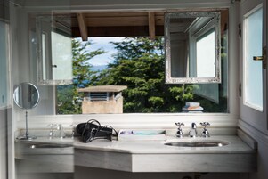 Quarto Superior, banheira de hidromassagem | Casa de banho | Um polibã, artigos de higiene pessoal grátis 