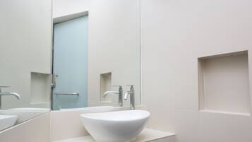 Quarto luxo, sem janelas | Pia do banheiro