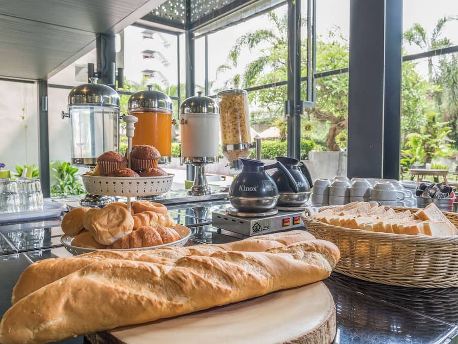 Pequeno-almoço tipo buffet diário mediante uma taxa