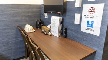 Quarto triplo, para não fumantes | Escrivaninha, Wi-Fi de cortesia, roupa de cama