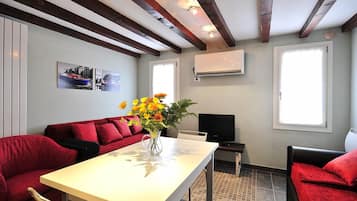 Apartamento, 2 quartos | Refeições no quarto