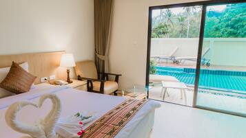 Quarto casal superior, acesso à piscina | Cofres nos quartos, escrivaninha, cortinas blackout, Wi-Fi de cortesia