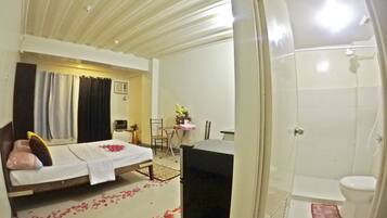 Quarto casal clássico, 1 cama de casal | Escrivaninha, espaço de trabalho para notebook, quartos à prova de som