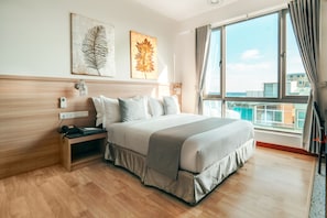 Quarto Deluxe, 1 cama queen-size, vista parcial para o mar, junto à praia | Lençóis de algodão egípcio, roupa de alta qualidade, minibar 