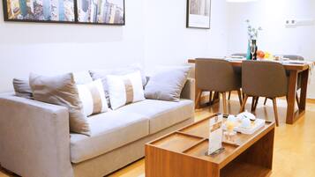 Quarto Económico | Secretária, cortinas/cortinados opacos, Wi-fi grátis