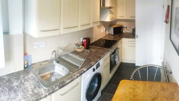 Apartamento empresarial, vários quartos | Cozinha privada | Geladeira grande, micro-ondas, fogão, cooktop