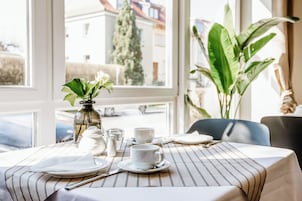 Pequeno-almoço tipo buffet diário (15 EUR por pessoa) 