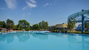 4 piscinas internas, 6 piscinas externas