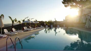 Piscina exterior sazonal, uma piscina transbordante, guarda-sóis