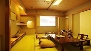 Um quarto em estilo tradicional japonês, com tatames, uma mesa baixa e portas deslizantes.