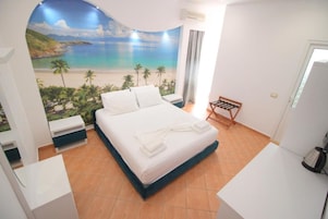 Quarto Triplo Deluxe, vista para o mar | Cofre no quarto, secretária, quartos insonorizados