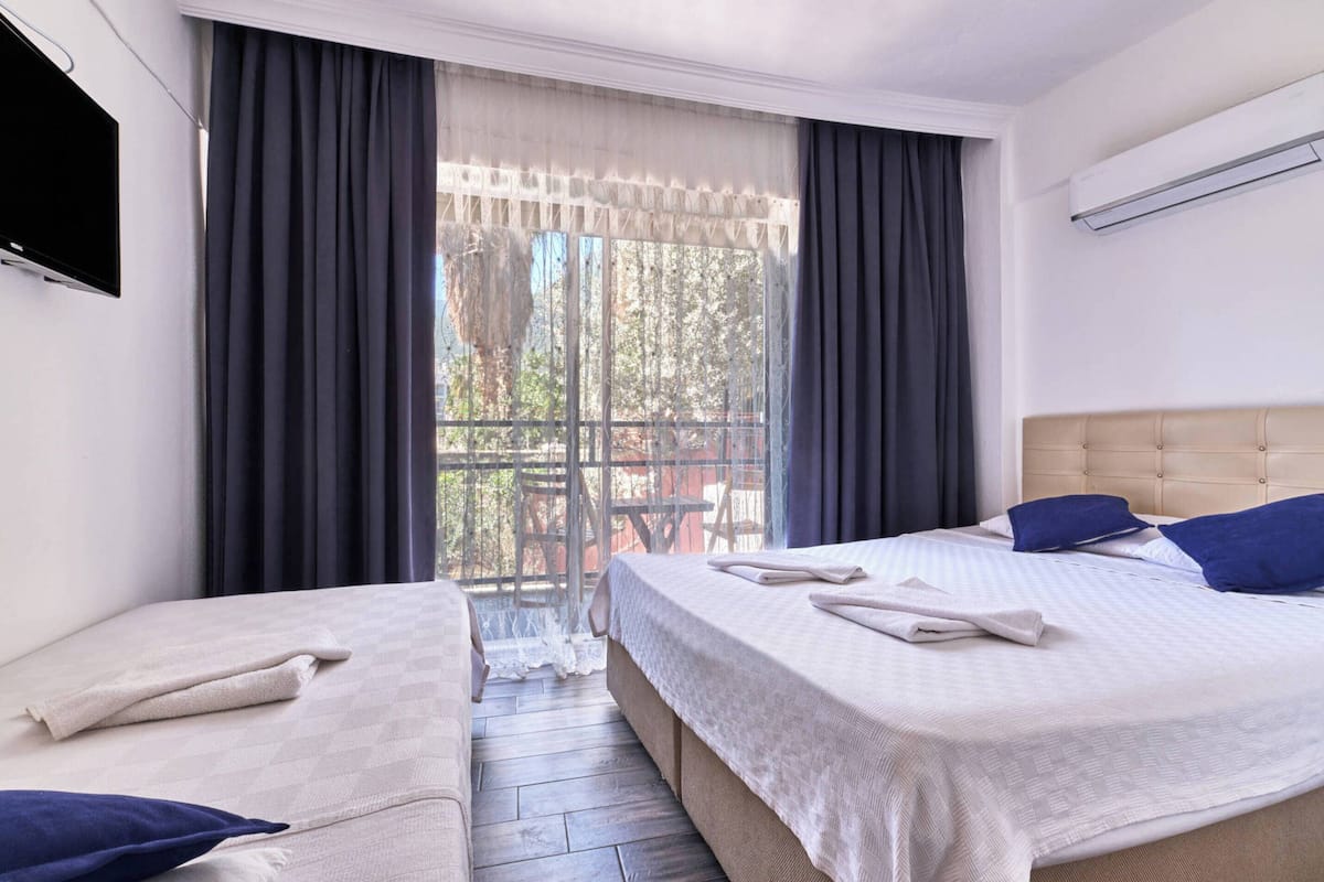 Quarto Triplo Económico | Minibar, Wi-fi grátis, roupa de cama fornecida