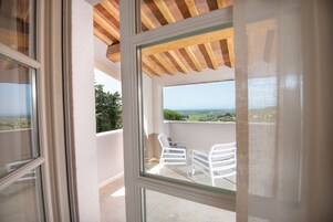 Suíte panorâmica, vista para o mar | Sacada